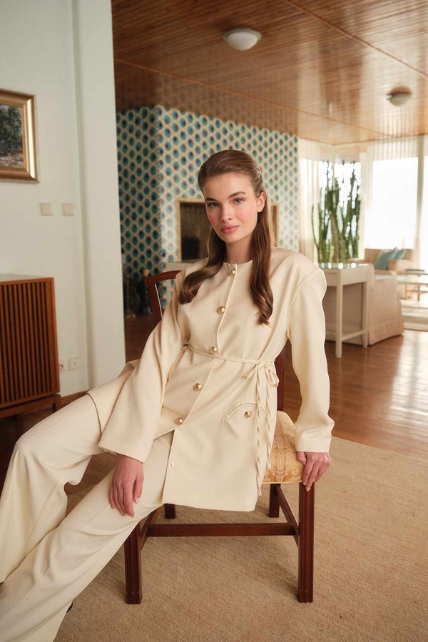 Peri Gold Düğme Detaylı Krem Pantolon Takım - Hooopstore